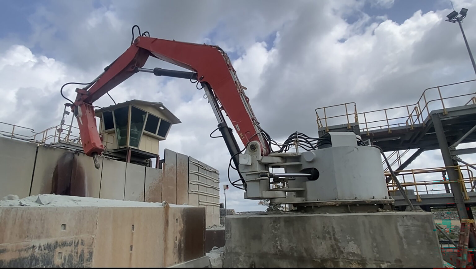 Installation of the refurbished Sandvik BR3288i hydraulic breaker and ...