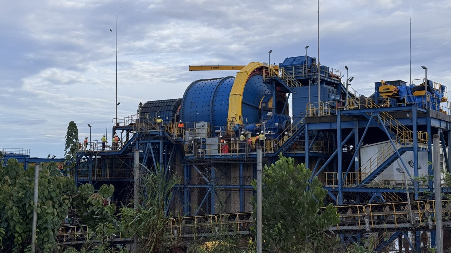 Engineered Weba chute managing mill discharge to balance material flow ...